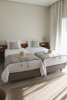 Roupa de alta qualidade, minibar, cofre no quarto, secretária 