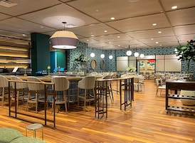 2 restaurantes: servem jantares e brunches