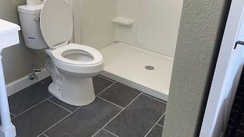 Quarto Premium | Casa de banho | Artigos de higiene pessoal grátis, toalhas fornecidas, sabão, champô