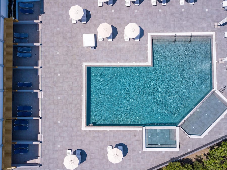 Piscina exterior sazonal, da(s) 10:00 à(s) 19:00, guarda-sóis