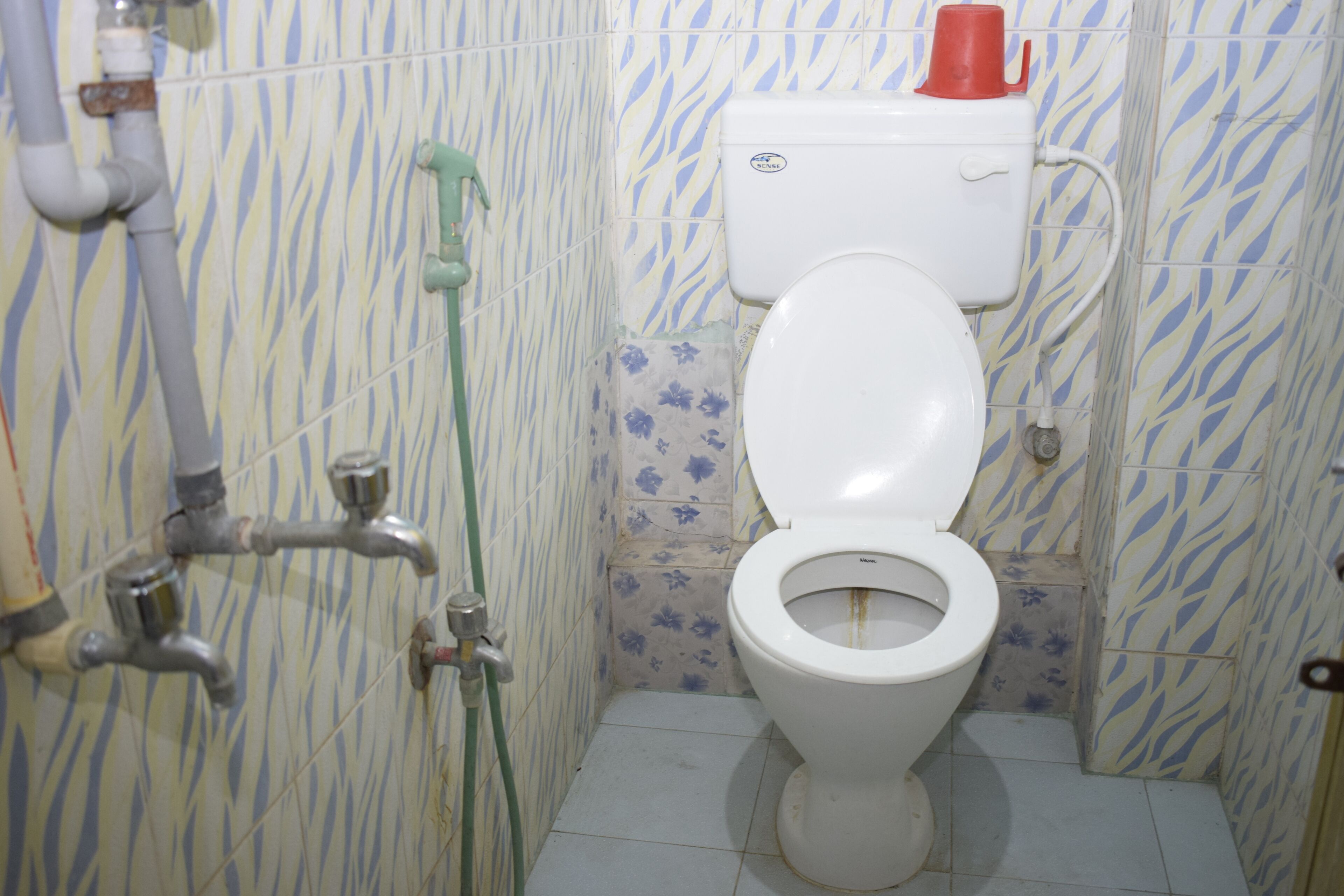 Quarto Individual Standard, 1 cama individual | Casa de banho | Um polibã, um chuveiro fixo, artigos de higiene pessoal grátis 