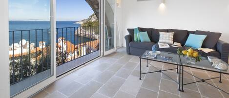 Apartamento, 1 quarto, para fumantes, terraço | Área de estar | TV de tela plana