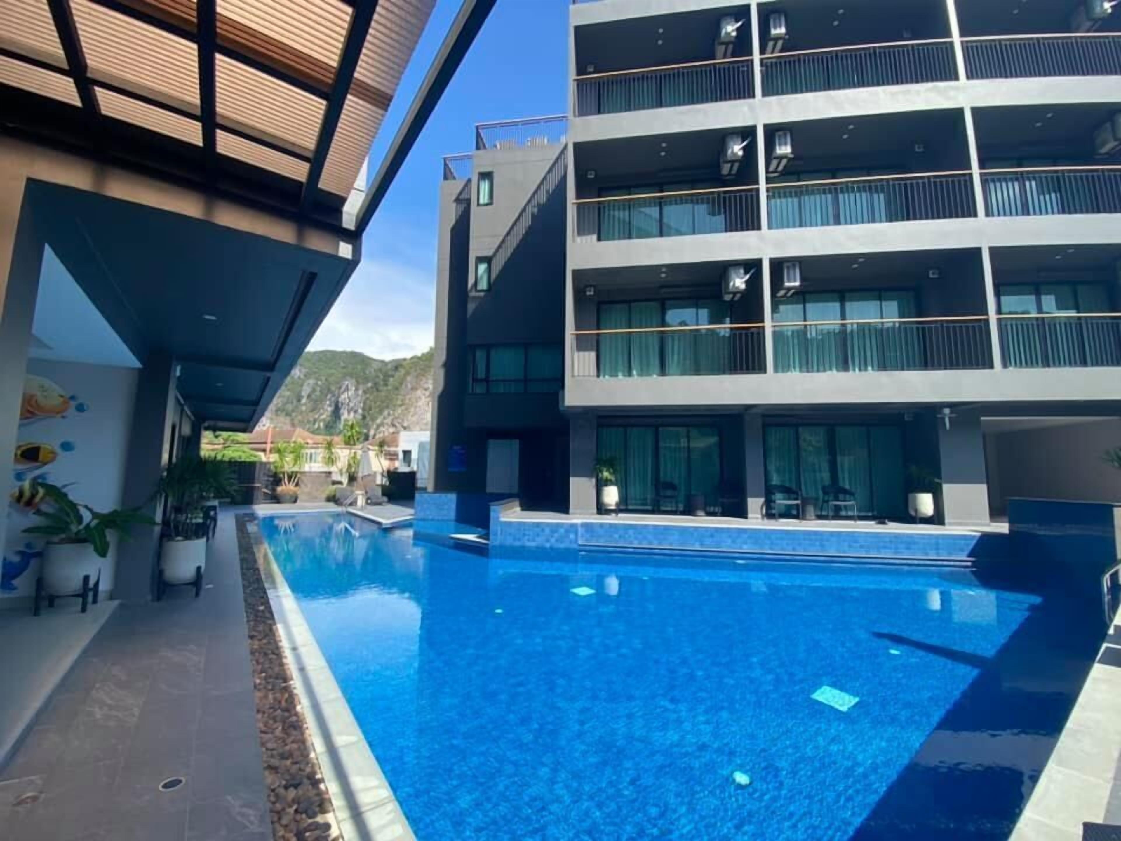 Piscina exterior, espreguiçadeiras 