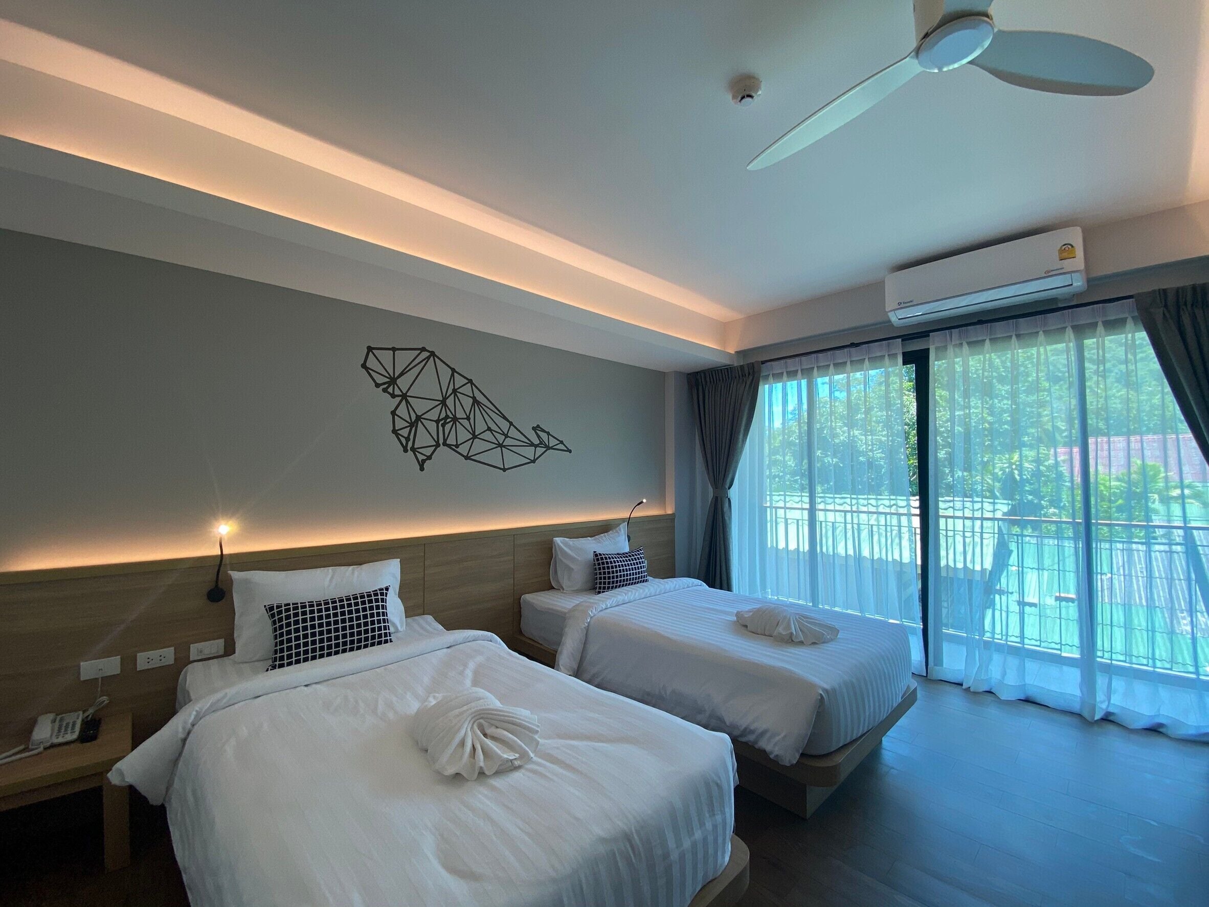 Deluxe Twin Room | Cofre no quarto, com decoração personalizada, secretária 