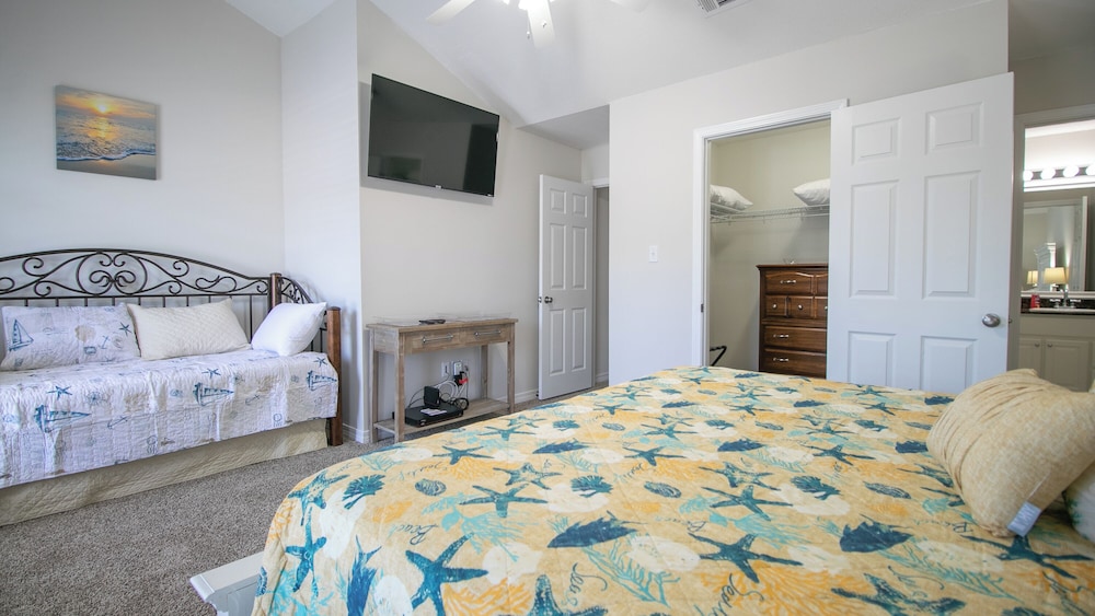 'A Wave From It All' Sweeps You Into Vacation Perfection--3 Br, 3 Baths - Biloxi, MS