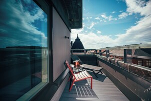 Suíte, várias camas, para não fumantes, sacada | Roupas de cama premium, edredons de pluma, camas com colchões pillow-top