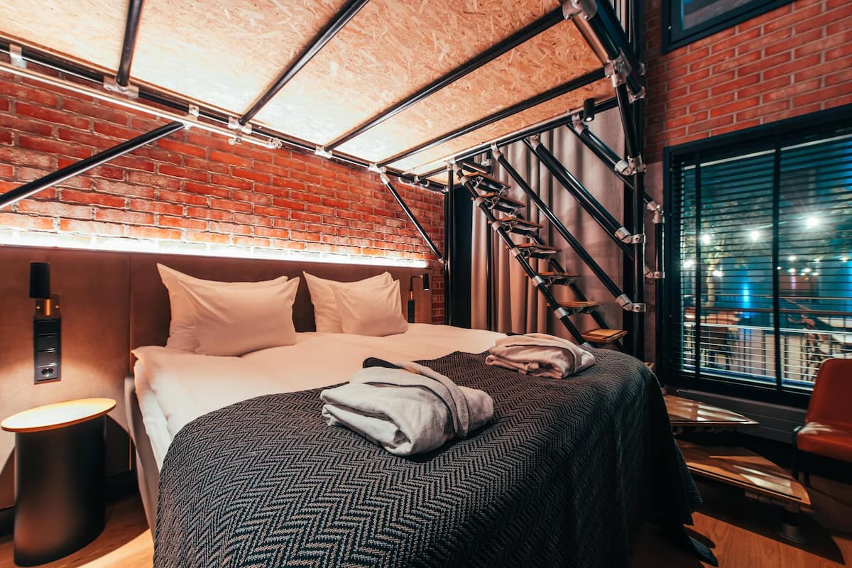 Deluxe Loft, 1 King Bed, Non Smoking | Roupas de cama premium, edredons de pluma, camas com colchões pillow-top