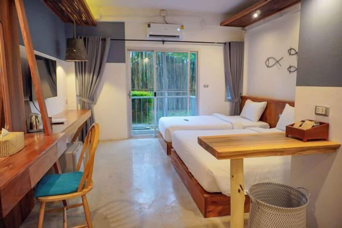 Cofre no quarto, roupa de cama fornecida 