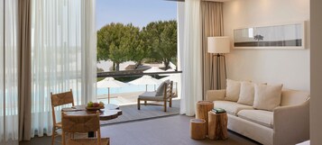 Quarto Duplo, varanda (Garden & Pool View) | Sala de estar | TV de ecrã plano 