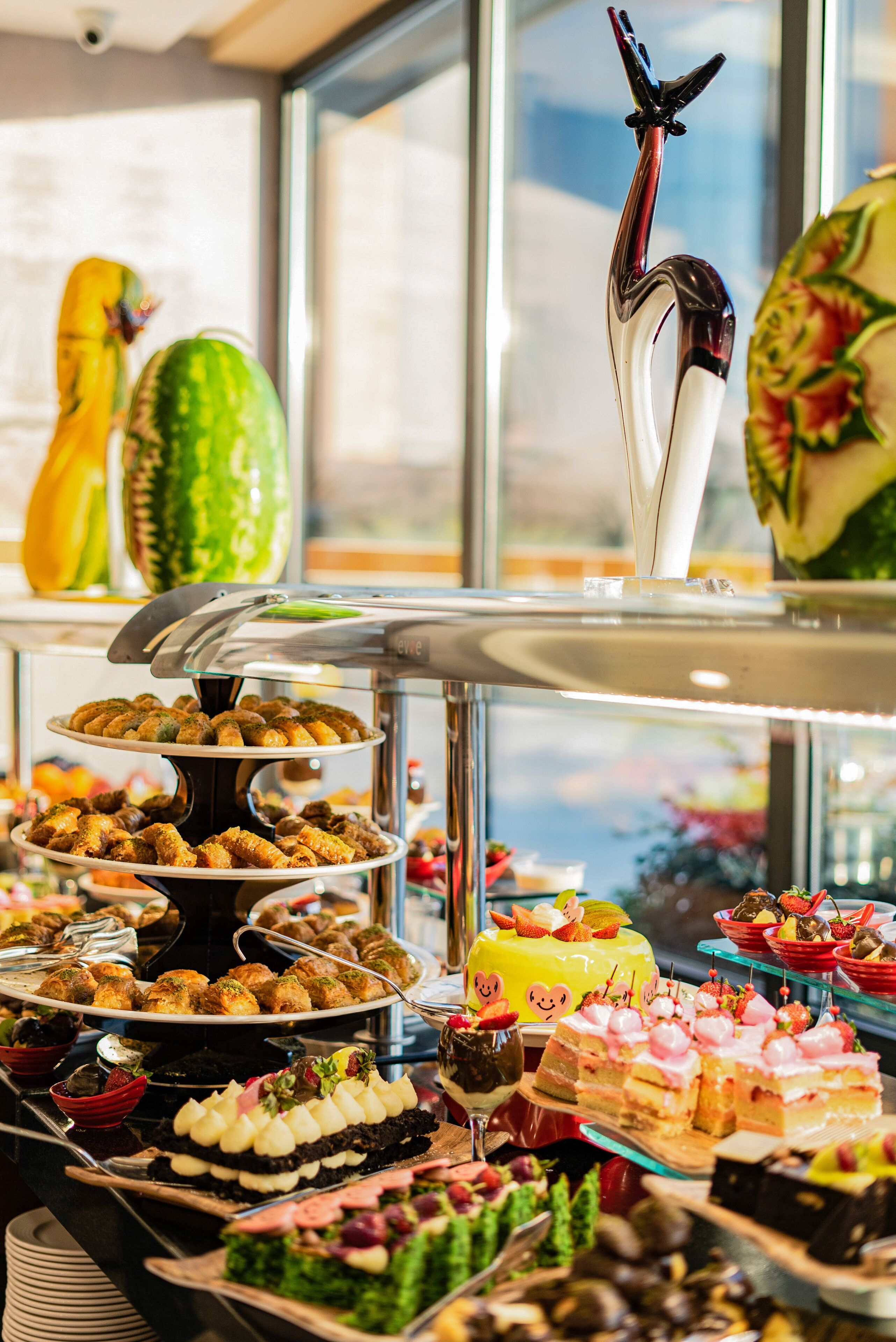 Buffet com diversos doces e petiscos.