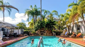 Piscina externa, espreguiçadeiras