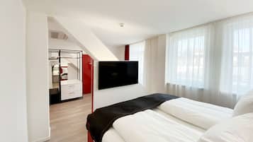 Quarto casal conforto | Frigobar (abastecido com itens grátis), escrivaninha
