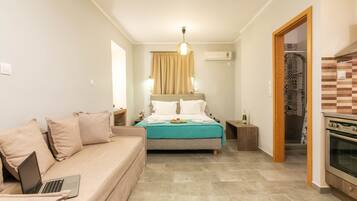 Suíte estúdio, vista para o mar | Cofres nos quartos, cortinas blackout, ferros/tábuas de passar roupa