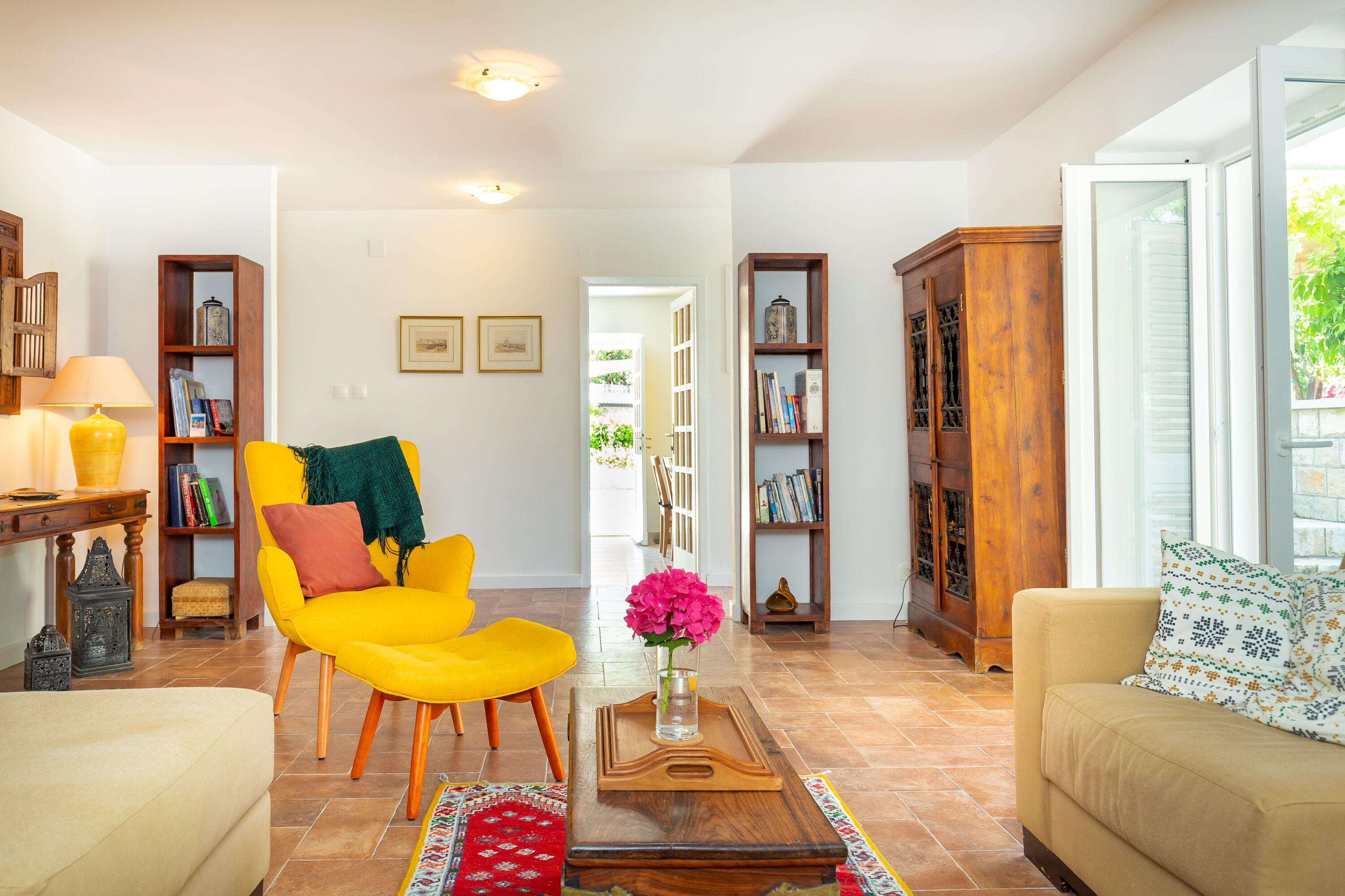 Villa Tradicional | Sala de estar | Televisor de 80 cm com canais digitais 