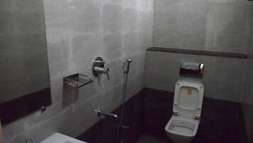 Quarto standard | Banheiro | Chuveiro, chuveiro com efeito de chuva