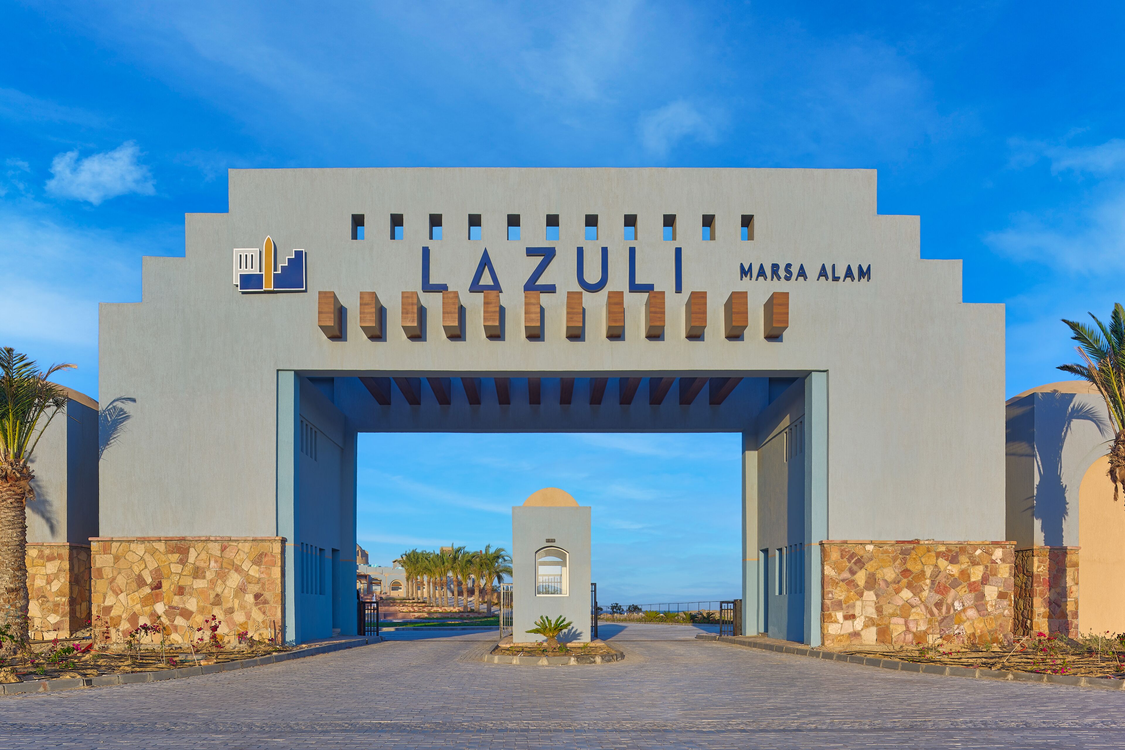 Entrada de um edifício com a placa "LAZULI MARSA ALAM" e design arquitetônico moderno.