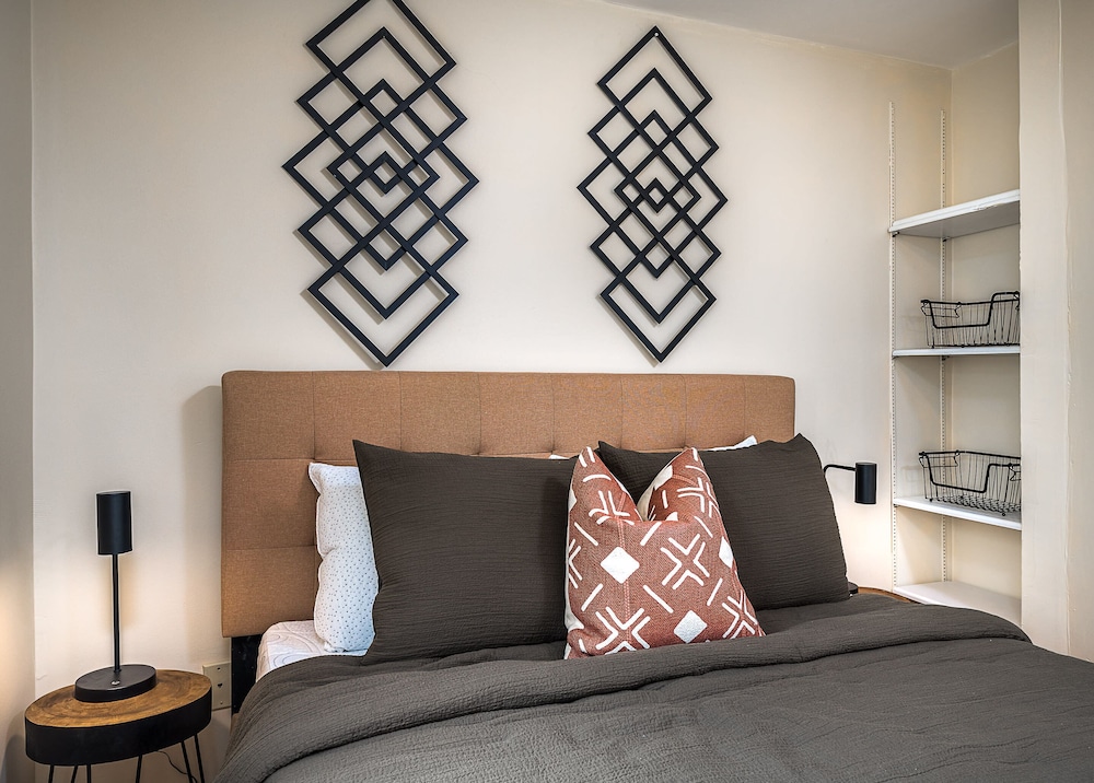 Spacious Bright Apt Atop Premier Restaurant! Yum! - Louisville, KY