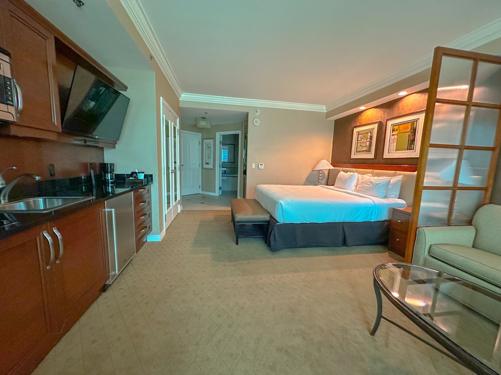 Mgm Signature Balcony Suite 2817 No Resort Fee - Las Vegas Strip, NV