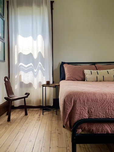 Peaceful Retreat In The Heart Of Kingston - 킹스턴