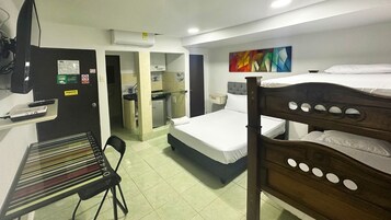 Quarto quádruplo standard | Roupas de cama antialérgicas, Wi-Fi de cortesia, roupa de cama