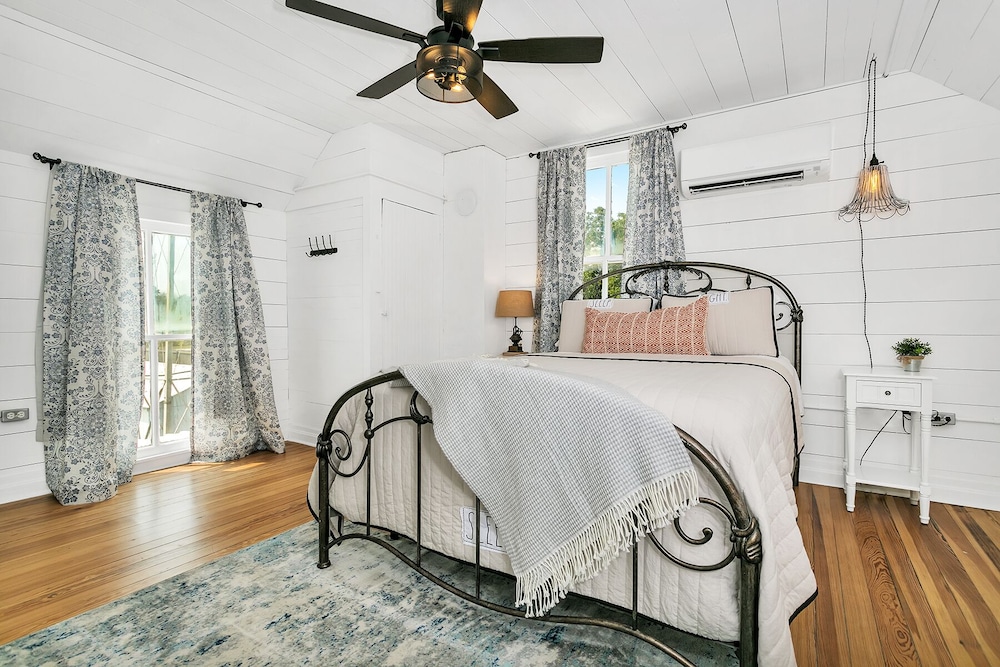 Kuhlman Haus | Charming Farmhouse In Town | Hot Tub - Fredericksburg