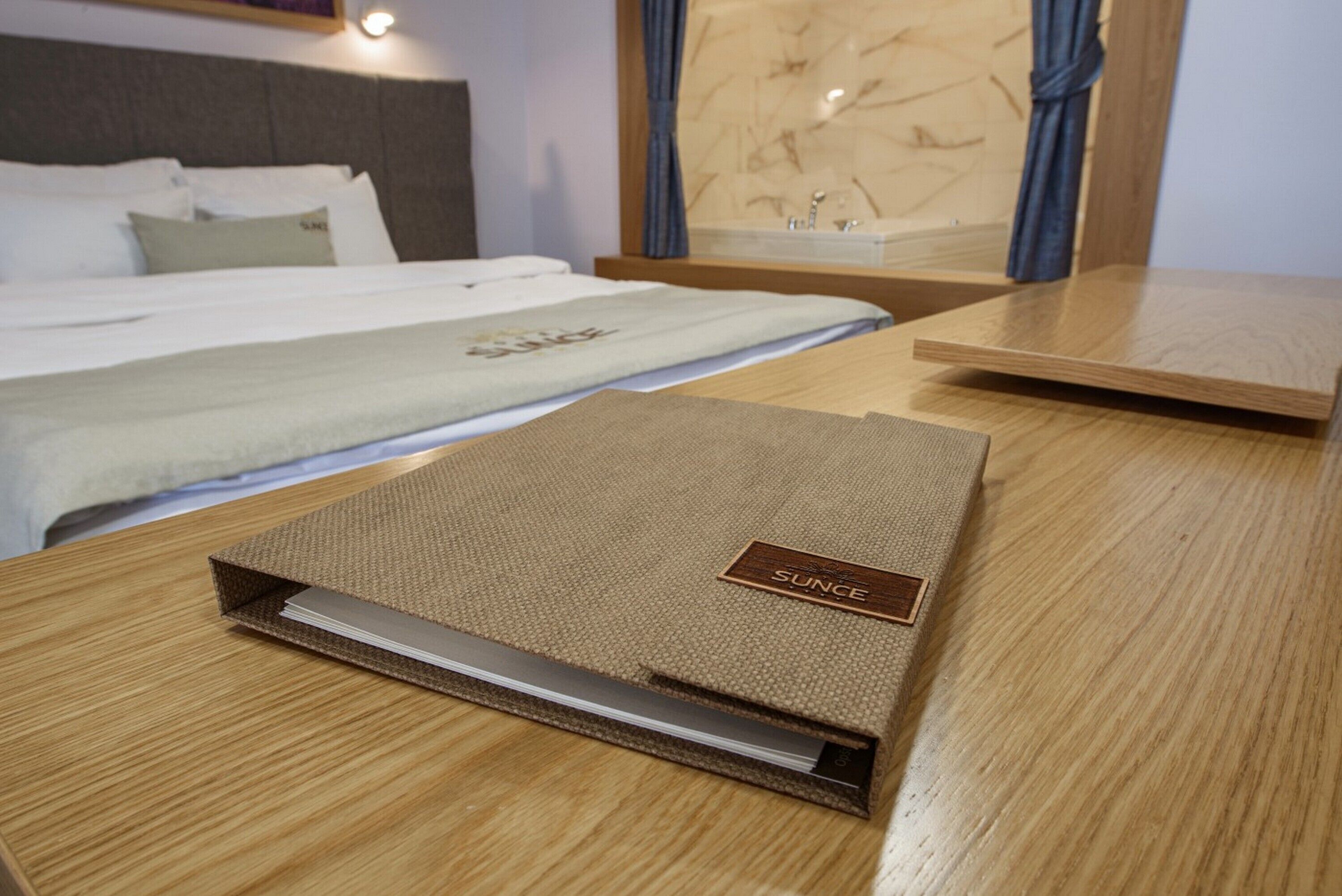 Roupa de alta qualidade, camas de colchão viscoelástico, minibar 