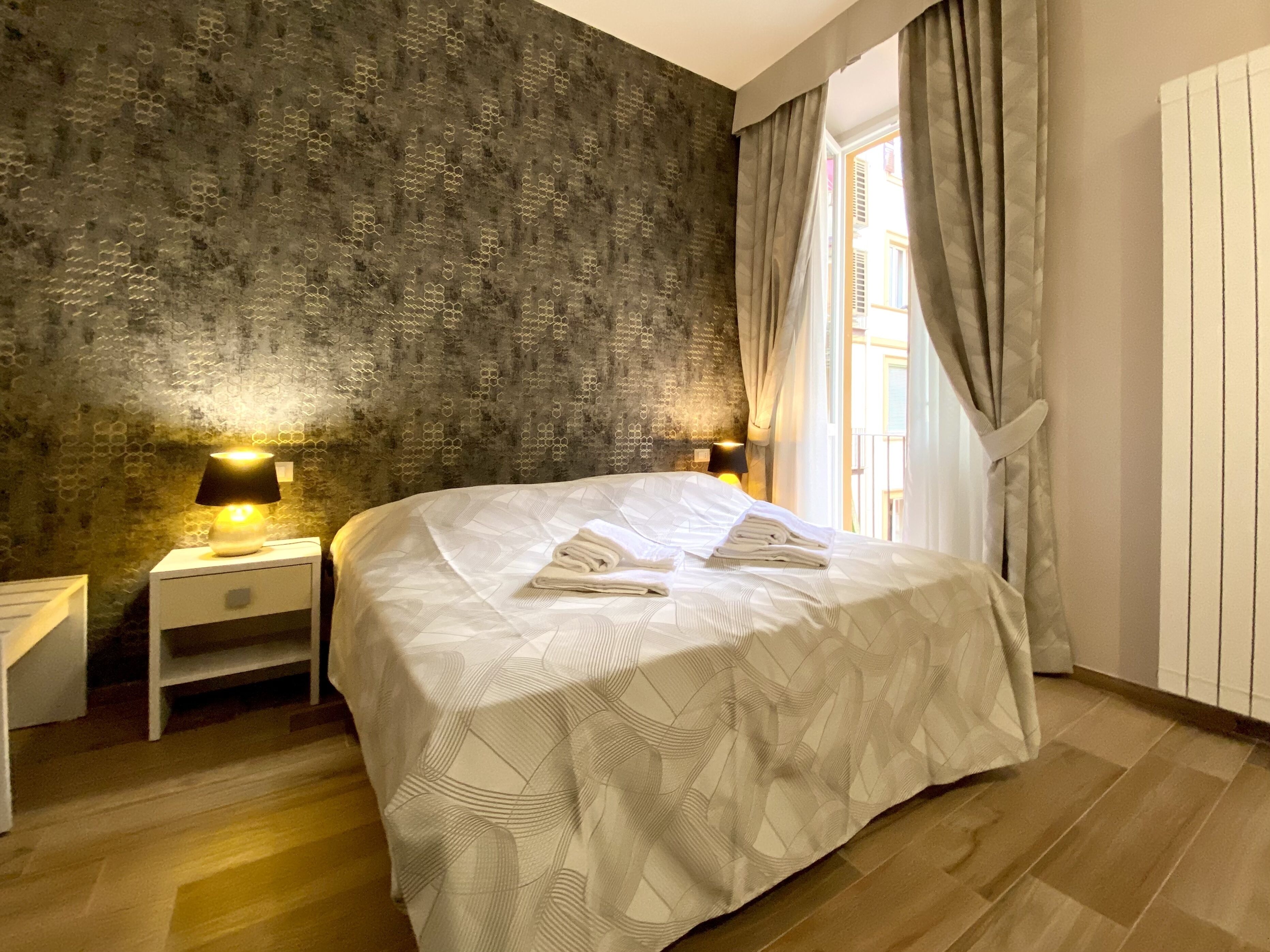 Roupa hipoalergénica, minibar, cofre no quarto 