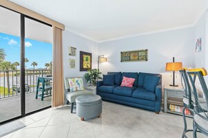 Apartamento Superior em Condomínio Fechado, 1 quarto, varanda | Sala | Televisor de ecrã plano de 45 polegadas com canais digitais, televisor 