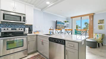 Condo superior, 1 quarto, sacada | Cozinha privada | Geladeira grande, micro-ondas, fogão, cooktop