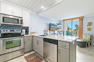 Apartamento Superior em Condomínio Fechado, 1 quarto, varanda | Cozinha privada | Um frigorífico/congelador grande, um micro-ondas, um forno 