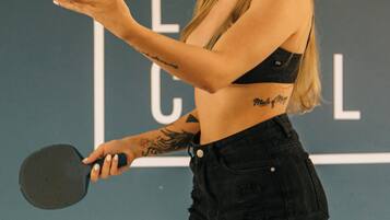 Uma pessoa segurando uma pá em frente a uma parede com as letras