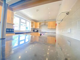 Um frigorífico/congelador grande, uma chaleira elétrica 