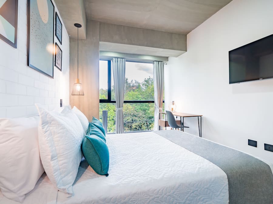 Quarto casal | Roupas de cama antialérgicas, frigobar, cofres nos quartos, escrivaninha