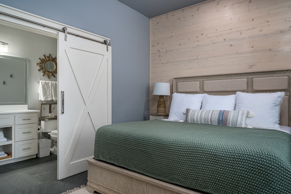 Coastal Townie Near The Beach With A Heated Pool! - Port Aransas, TX