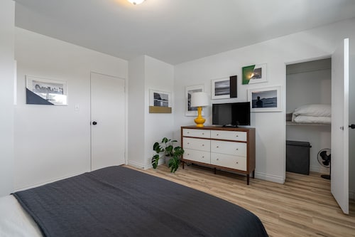 ★Renfrew★ Inner City Townhouse Near Downtown, Zoo - Calgary