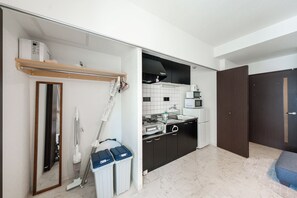 Um frigorífico, um micro-ondas, uma placa de cozinha 