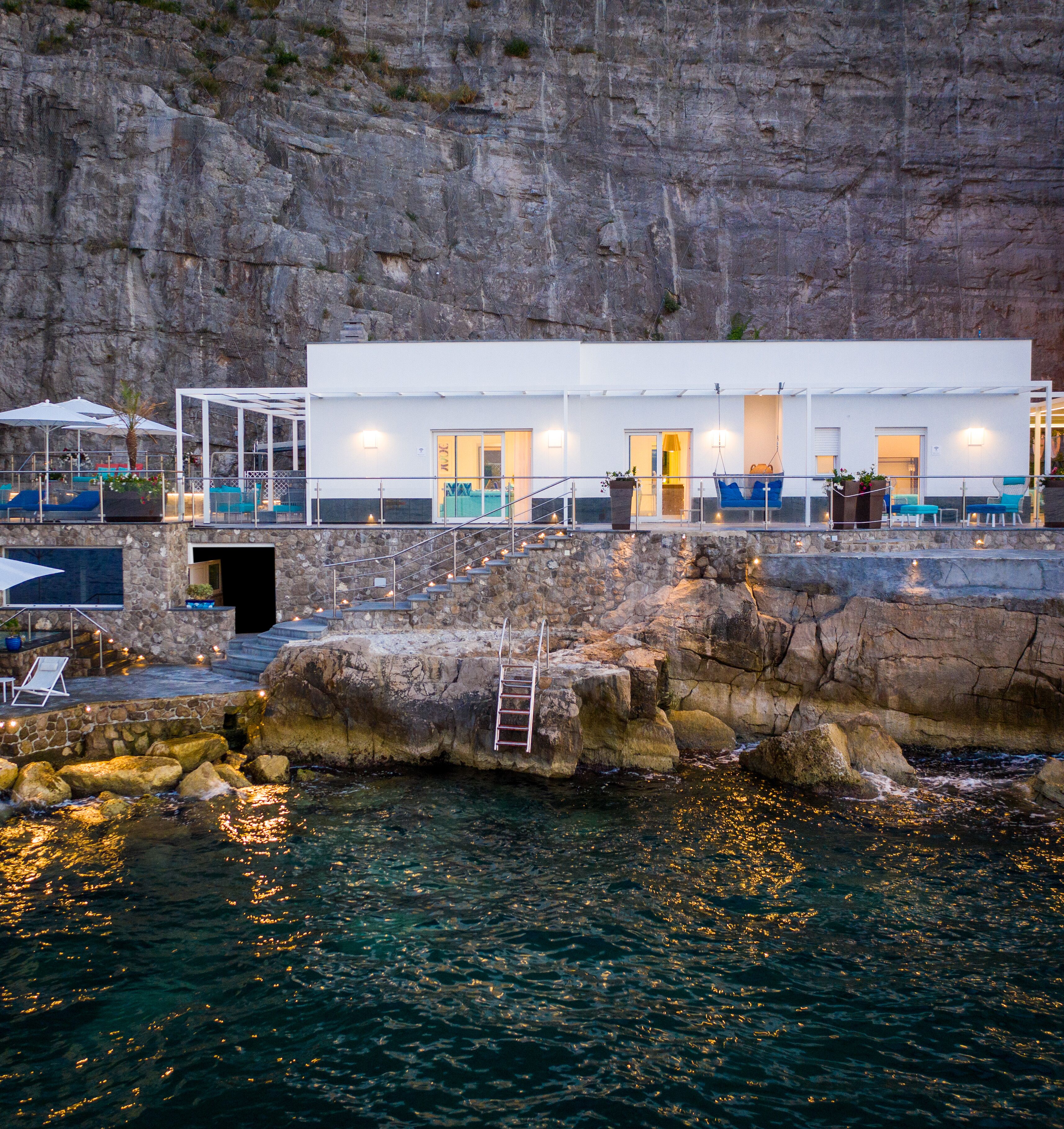 Fachada do alojamento (tarde/noite)