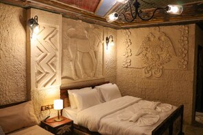 Quarto Quádruplo Básico | Roupa hipoalergénica, minibar, com decoração personalizada, secretária 