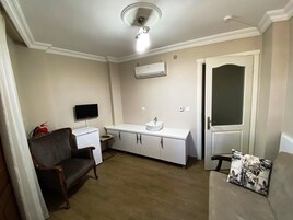 Suite Standard, 1 cama de casal | Sala de estar | TV de ecrã plano 