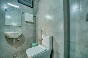 Quarto Duplo Executivo | Casa de banho | Um polibã, um chuveiro fixo, toalhas fornecidas