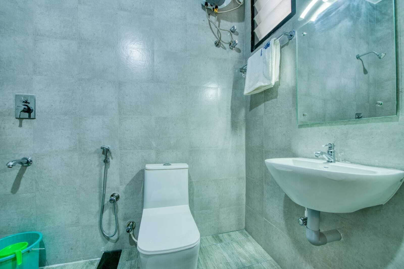 Quarto casal executivo | Banheiro | Chuveiro, chuveiro com efeito de chuva, toalhas de banho 