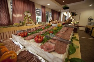 Pequeno-almoço tipo buffet diário mediante uma taxa 