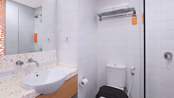 Quarto Duplo Superior, Vista para a cidade | Casa de banho | Um polibã, chinelos, um bidé, toalhas fornecidas