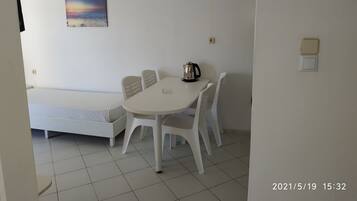 Apartamento, 1 quarto, varanda | Restaurantes
