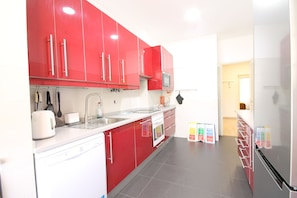 Apartamento | Cozinha privada | Um frigorífico/congelador grande, um micro-ondas, um forno