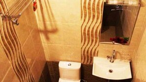 Quarto Duplo Standard | Casa de banho | Uma combinação polibã/banheira, toalhas fornecidas 