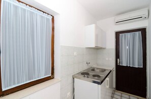 Estúdio (Studio Apartment with Balcony) | Kitchenette privada | Um frigorífico 