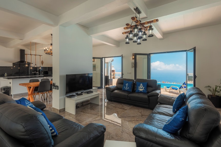 Blue Sea Tower, Luxury Villa, Private Heated Pool And Gardens. Superb Ocean View - Isla de Madeira
