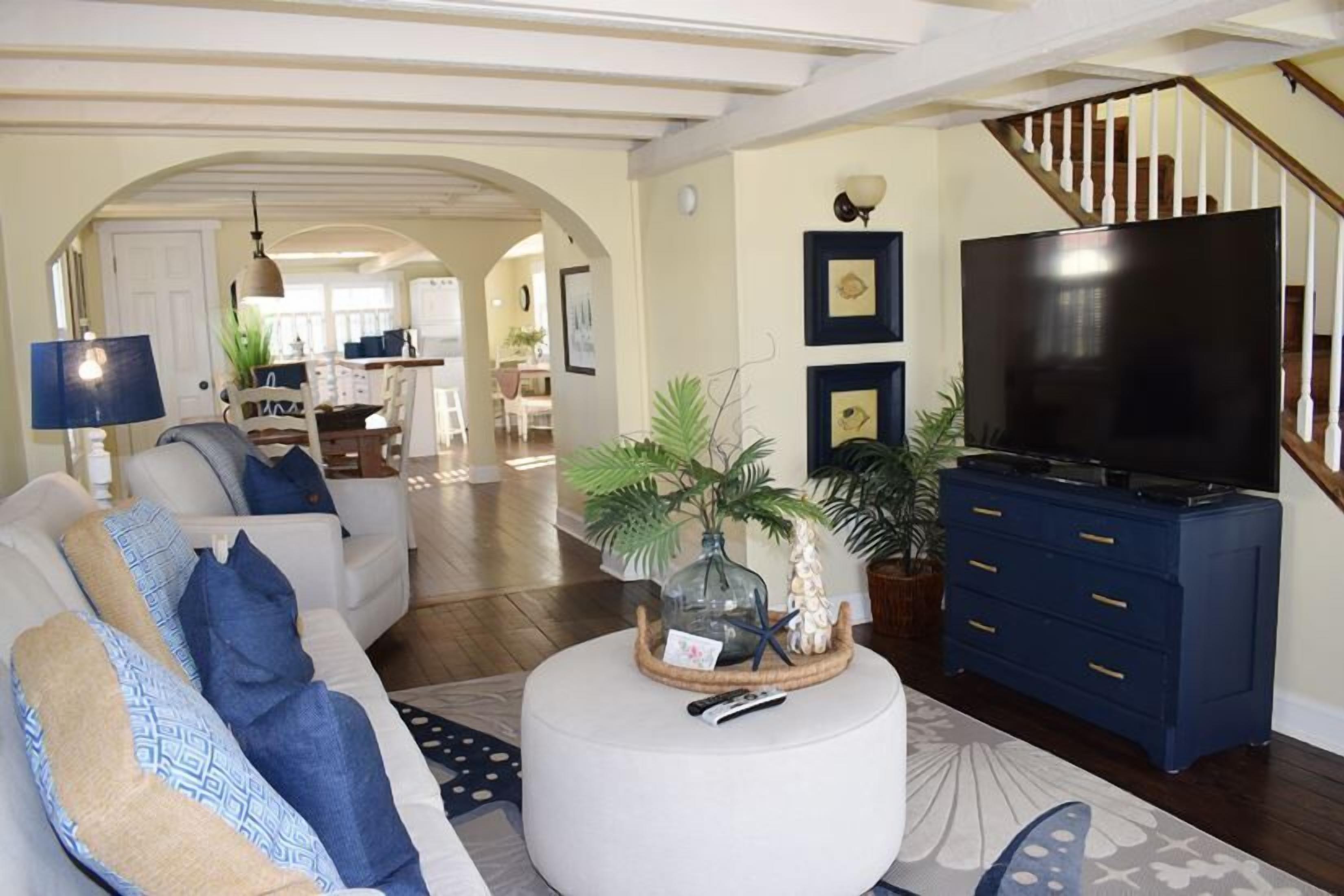 Sunny Claire- Beautiful In Town Cottage W/ Hot Tub - Chincoteague, VA