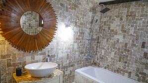 Quarto Económico, varanda | Casa de banho | Artigos de higiene pessoal grátis, toalhas fornecidas 